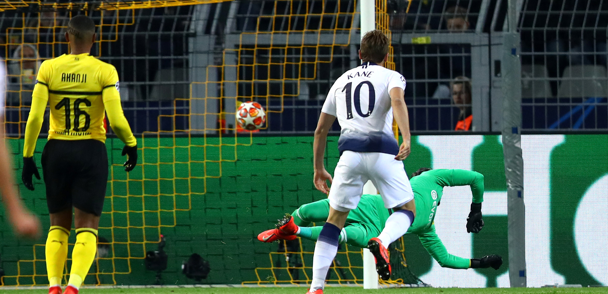 Kane strikes amid defensive brilliance in Dortmund